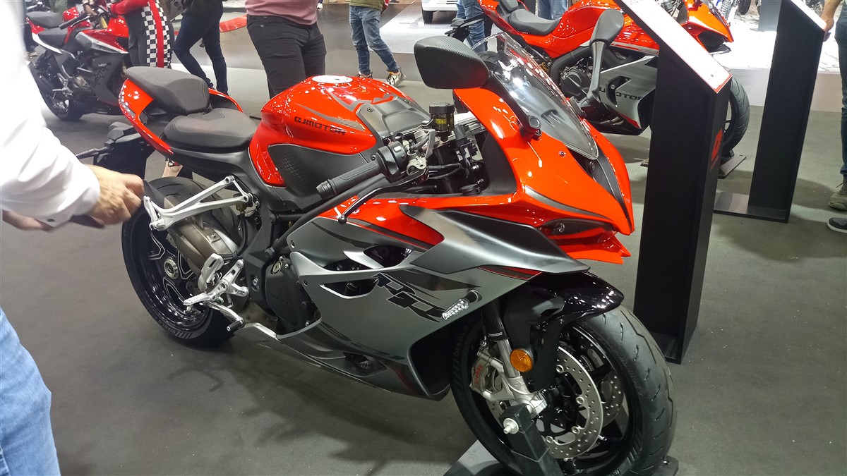 Nuova QJ Motor SRK 921 RR 2025 foto prezzo scheda tecnica velocità massima presentazione ufficiale